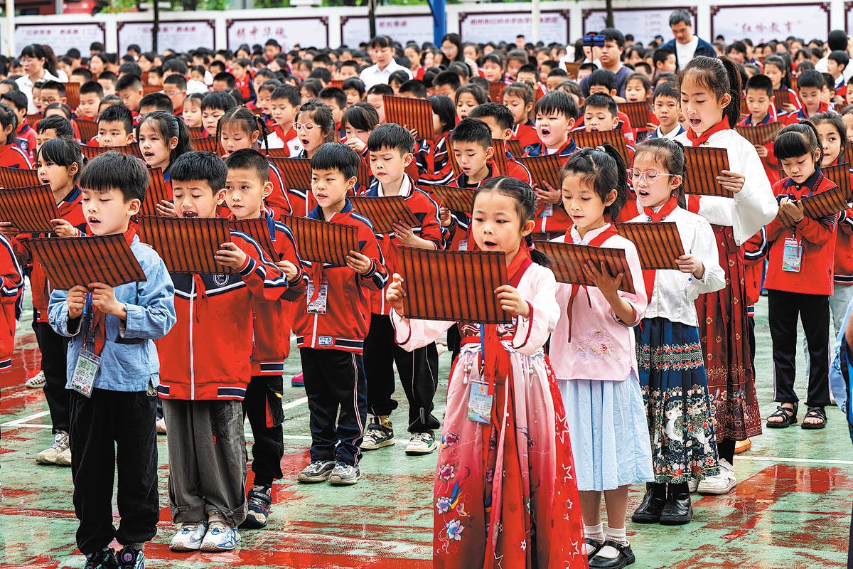 Chinese people read more last year, poll finds-南京大学